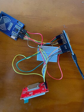 I can't get the ESP32 microcontroller to simultaneously read an RFID ...