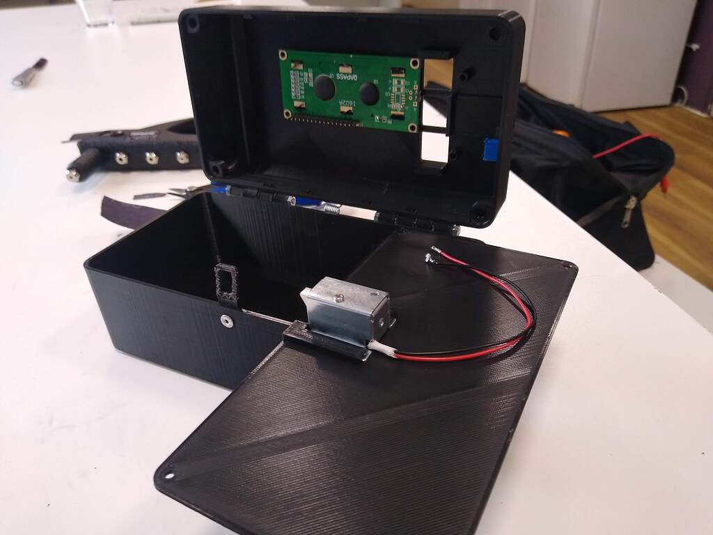 Design question: best way to lock and unlock a lid box? (3d printed ...