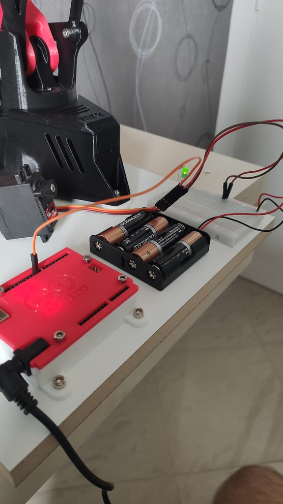 Servo Motors working on Arduino, but not on breadboard (URGENT ...