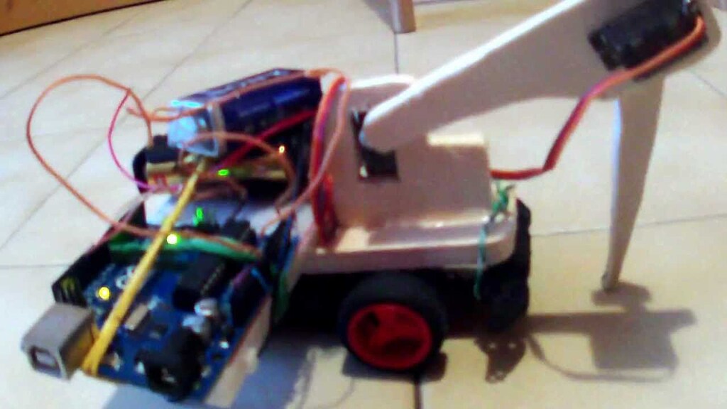 Guardate cosa sono riuscito a fare: macchina mossa da un braccino robotico. - Generale - Arduino ...