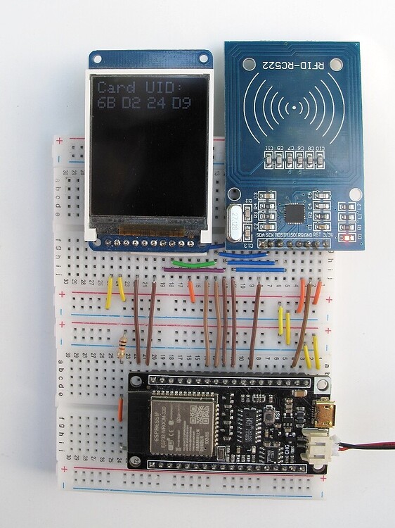 I can't get the ESP32 microcontroller to simultaneously read an RFID card and display the UID on ...