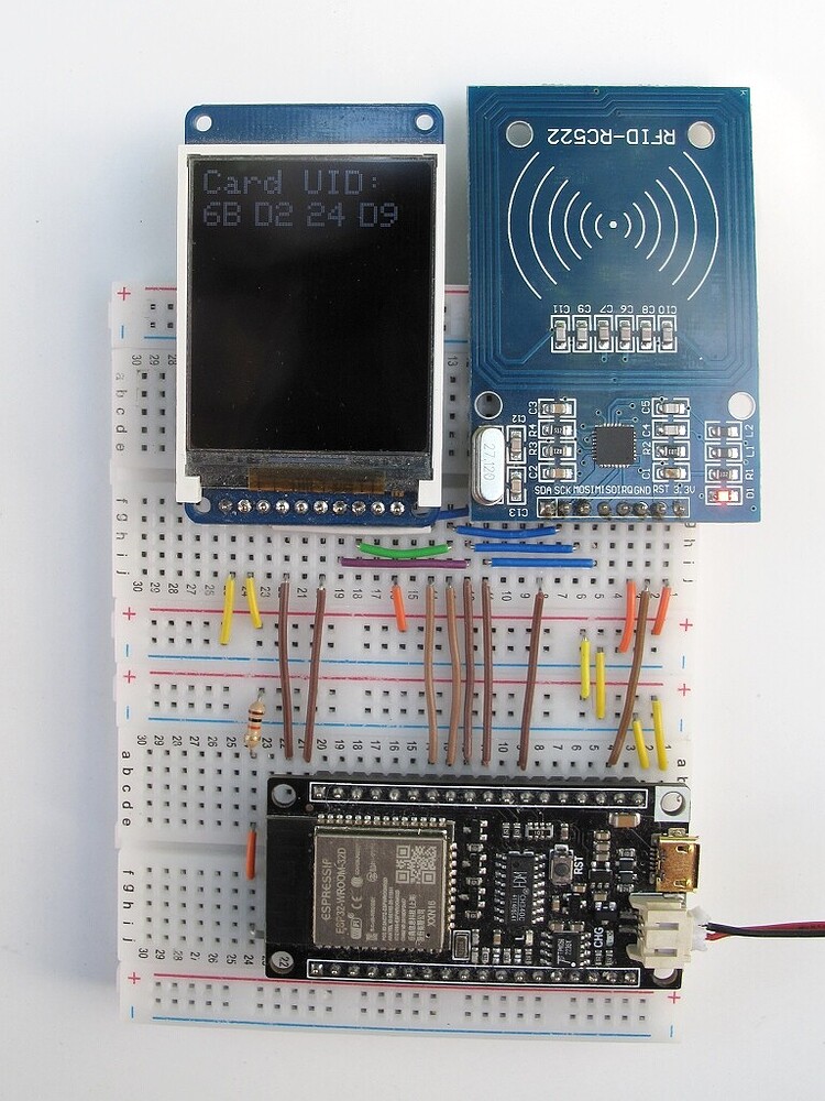 I can't get the ESP32 microcontroller to simultaneously read an RFID card and display the UID on ...