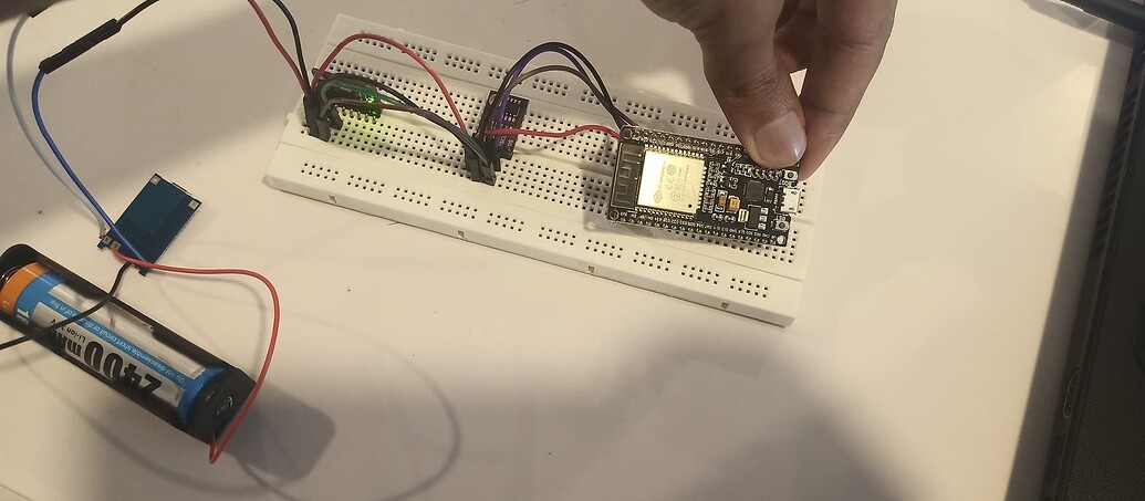 Esp32 Led won't stop blinking if external power are used - Sensors - Arduino Forum