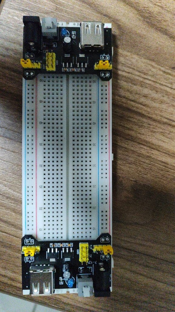 Se pueden colocar dos fuentes de protoboard en un mismo protoboard ...