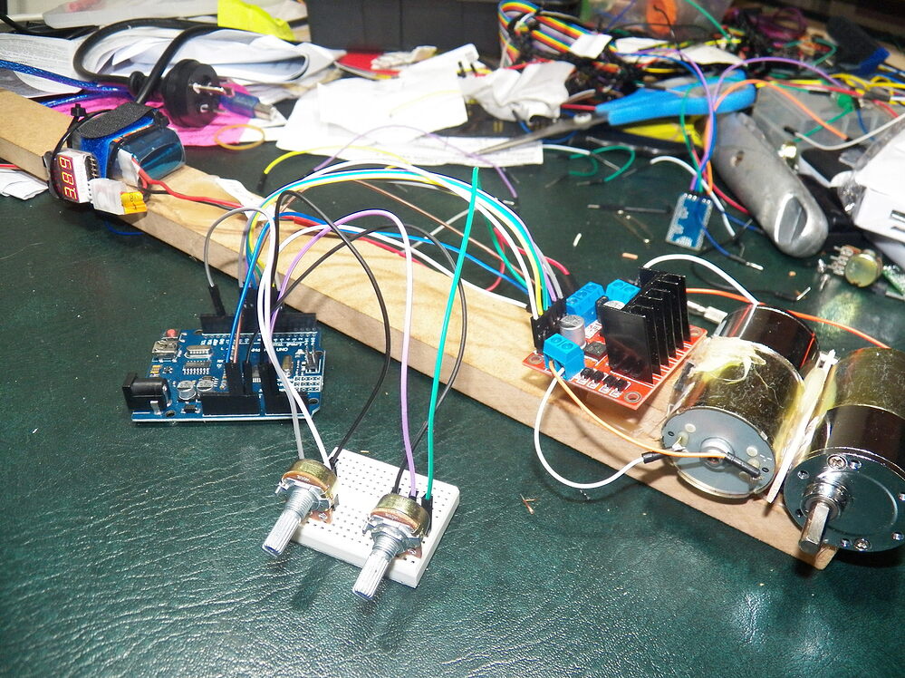 2 potentiometers controlling 2 motors via PWM (1 receives no PWM ...