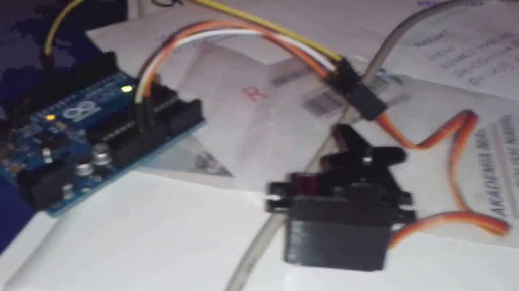 my servo is going crazy - Motors, Mechanics, Power and CNC - Arduino Forum