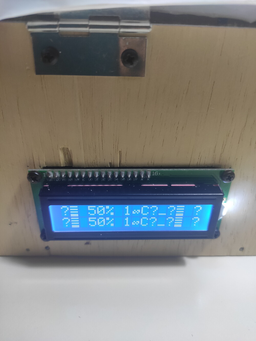 compaiono simboli strani sul mio schermo lcd e smette di funzionare - Generale - Arduino Forum