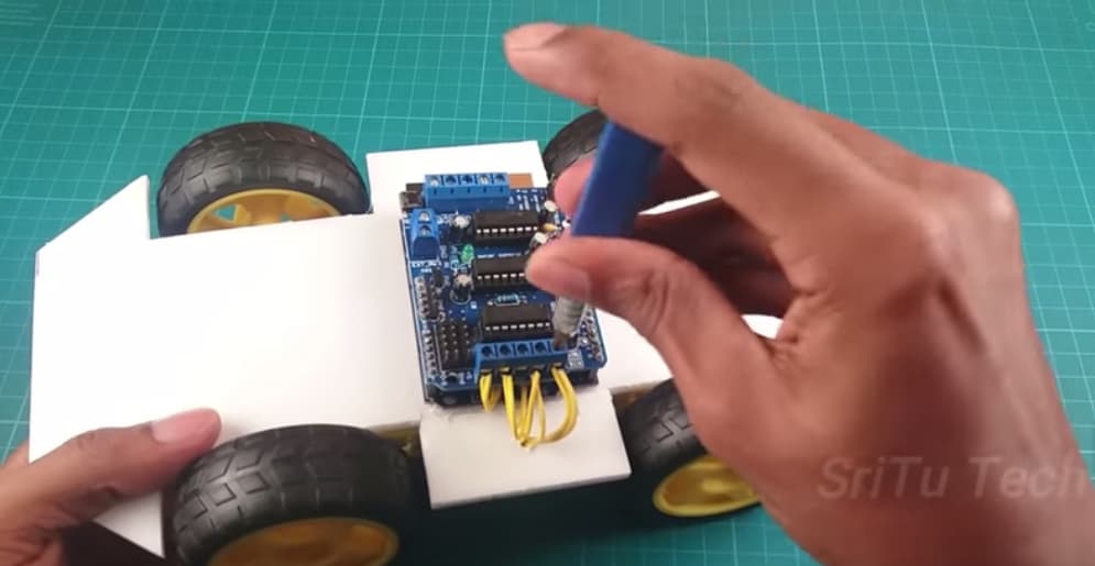 Motors L293D shield and arduino UNO - IR REMOTE - General Electronics - Arduino Forum