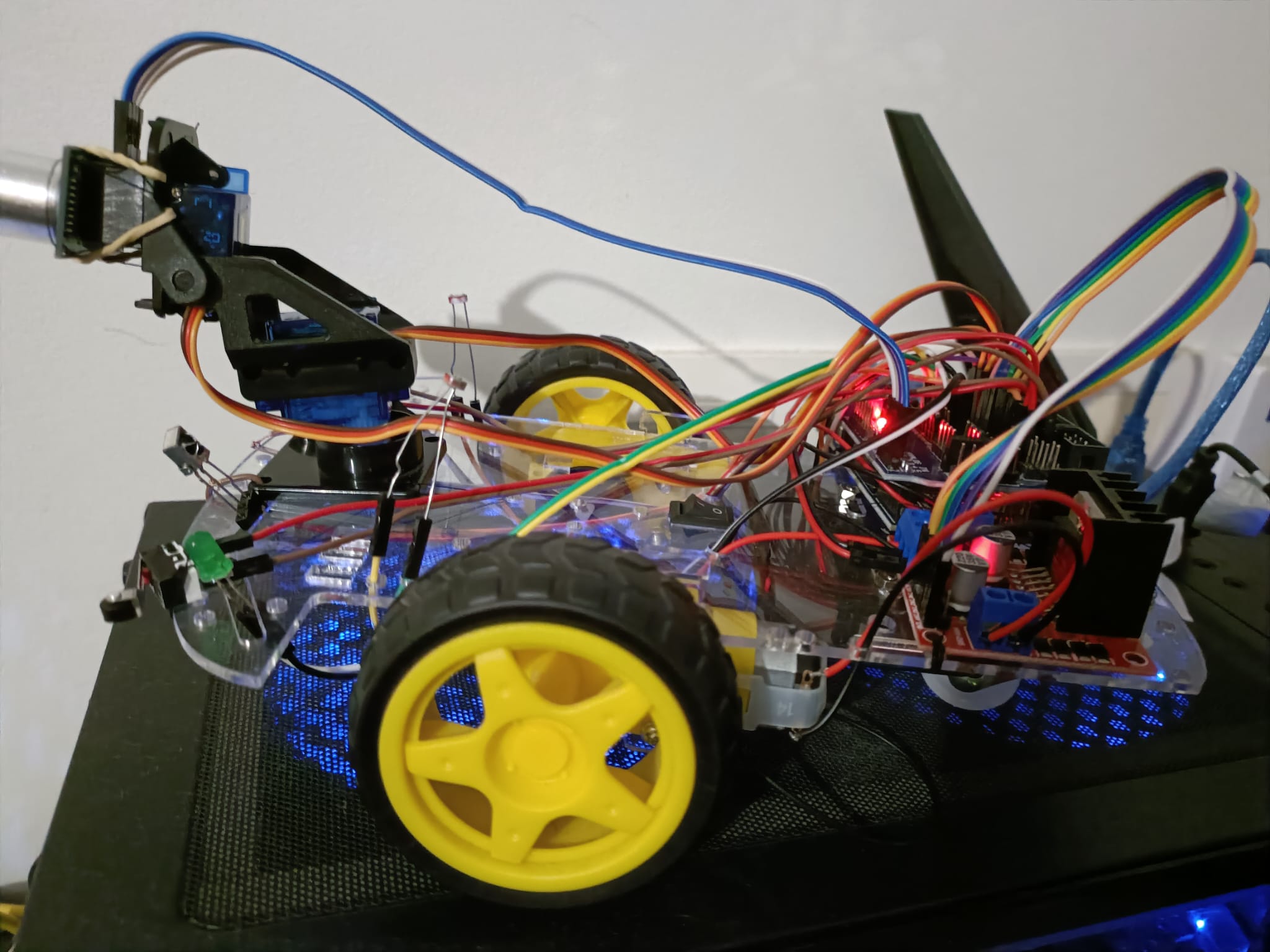 Robot con ruedas y sensores, problema en puente H o código - Español - Arduino Forum